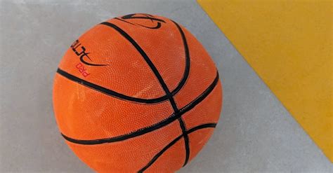 게임 공 공 세부 사항 기하학적 노란색 악센트 놀이 농구 높은 각도보기 단순함 동적 구성 디자인 요소