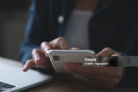 모바일 스마트 폰을 사용하고 집에서 사무실 테이블에 디지털 태블릿으로 노트북 컴퓨터에서 작업하는 비즈니스 여성의 근접 촬영 노트북을 통해 온라인 수업을 공부하는 여학생 E