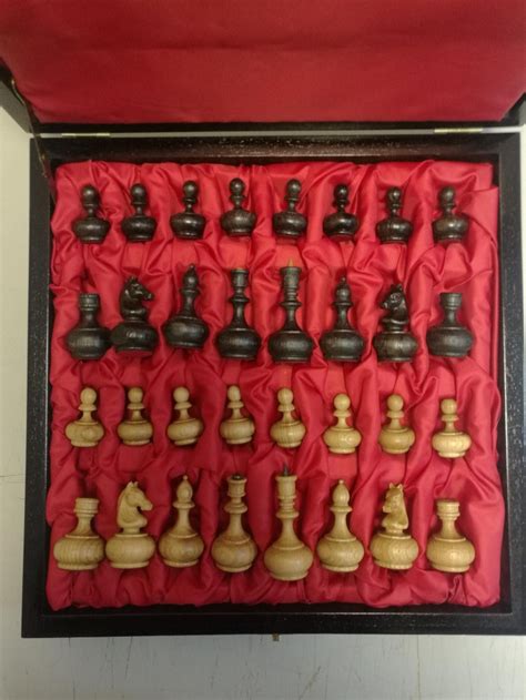 Шахматные фигуры Woodgames дуб с шахматной доской ларцом Венге 40 см