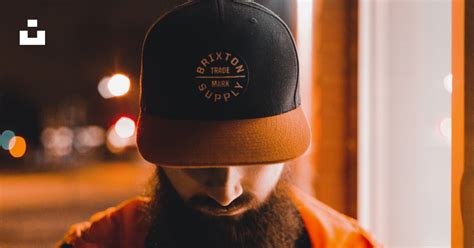 흑백 모자와 주황색 재킷을 입은 남자 사진 Unsplash의 무료 얼굴 이미지