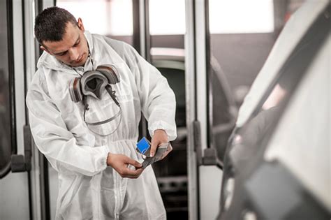 페인팅 부스에서 자동차 부품에 대 한 샘플 세트를 사용 하 여 색상 매칭을 수행 하는 자동차 컬러 리스트 스프레이 도장에 대한 스톡 사진 및 기타 이미지 Istock