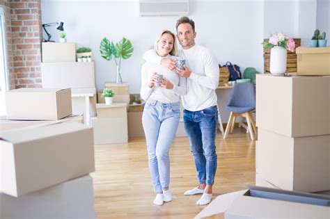 골판지 상자 주위에 새로운 가정에서 커피의 마시는 컵을 서 젊은 아름다운 부부 2명에 대한 스톡 사진 및 기타 이미지 2명 가구 남자 Istock