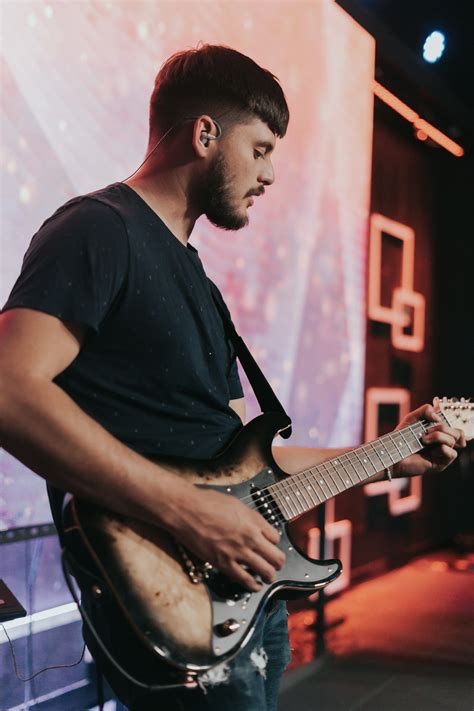 무대에서 기타를 연주하는 남자 사진 Unsplash의 무료 일렉트릭 기타 이미지