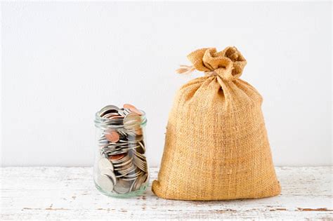 유리 항아리에 바트 타이 동전 투자 개념에 대 한 비용을 절감 0명에 대한 스톡 사진 및 기타 이미지 0명 경제 금융 Istock