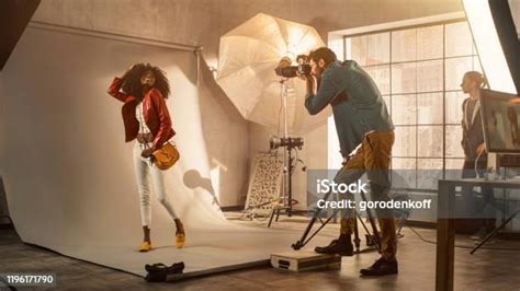 사진 촬영의 백스테이지 전문 카메라로 아름다운 검은 색 모델의 사진을 찍는 사진 작가 패션 매거진 스튜디오 사진 촬영 골든 아워 샷 사진 촬영 이벤트에 대한 스톡 사진 및