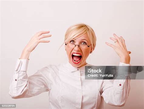 매우 감정적이다 여성사업가인 In 욕조에서 편안하게 거품 목욕 중인 금발 머리 글라스잔 흰색 배경의 경영자에 대한 스톡 사진 및 기타 이미지 Istock