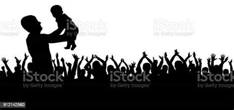 사람들이 실루엣의 군중입니다 남자는 그의 손 실루엣 아이 들고 있다 팬 들은 우상에서 아이의 탄생에 대 한 행복입니다 감탄에 대한 스톡 벡터 아트 및 기타 이미지 Istock