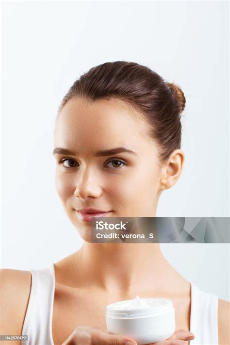 얼굴 스킨케어 건강 한 부드러운 얼굴 깨끗 한 피부 지주 병 크림을 가진 여자 뷰티 페이스 케어 페이셜 트리트먼트 미용 아름다움과 스파 건강관리와 의술에 대한 스톡 사진 및