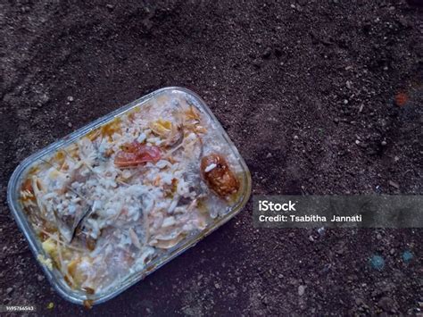 바닥에 있는 플라스틱 용기에 담긴 유기농 음식물 쓰레기 퇴비화를 위해 남은 음식물 0에 대한 스톡 사진 및 기타 이미지 0 0명 가정 생활 Istock