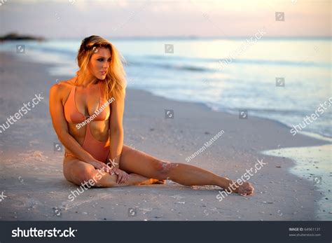 Beautiful Woman Posing Bikini Beach Sunset Foto Stock 64961131