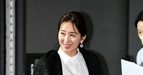 윤유선 빛나는 미소와 함께 사진