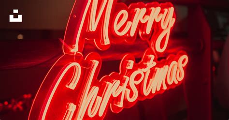 건물 옆에 매달려있는 빨간 메리 크리스마스 네온 사인 사진 Unsplash의 무료 대만 이미지