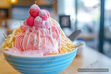 Ai创作图草莓味刨冰 绵绵冰特写 韩式雪冰 夏日绵绵冰 冰淇淋店中餐西餐 粉冰 冰淇淋店港式甜品 鲜草莓雪冰 草莓雪花冰 樱花雪冰 绵绵冰 雪冰甜品 雪顶冰淇淋 雪绵冰 园球冰淇淋nipic