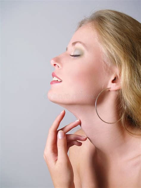 Ritratto Della Bella Ragazza Di Profilo Immagine Stock Immagine Di Occhi Chiusura 17138253