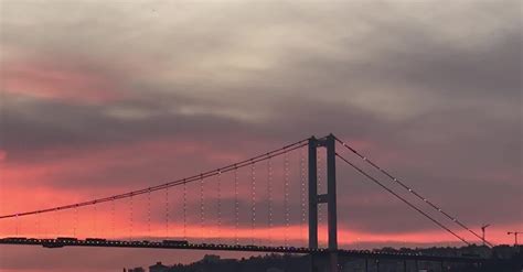 강가 건축 경치가 좋은 고요한 골든 아워 관광 관광 명소 구름 다리 도시 풍경 도시의 랜드 마크 랜드마크