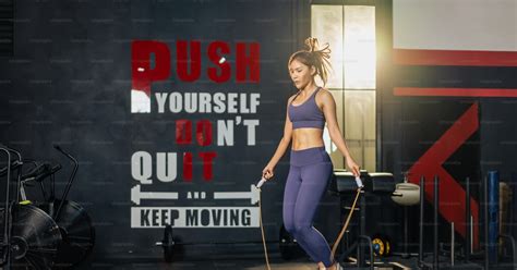 아시아 운동 선수 여성은 피트니스 체육관 클럽에서 근육을 유지하기 위해 운동합니다 매력적인 젊은 스포츠 여성 줄넘기를 사용하여 칼로리를 태우고 경기장에서 건강 관리를 위해