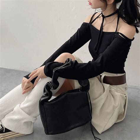 [날씬핏 쫀쫀]어깨끈 스트랩 오프숄더 초커넥 긴팔티3color 메종스튜디오 홀터넥 초커넥 내마음대로 티셔츠 에이블리