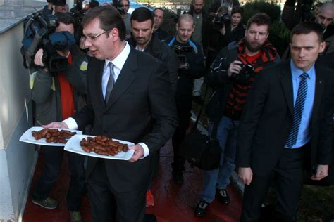 Domaćin čovek Vučić Pekao ćevape I Točio Rujno Vino Foto