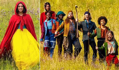 Erste Bilder Von Disneys Snow White Remake Aufgetaucht Der Film Wird