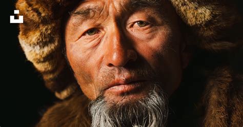 모피 모자와 코트를 입은 남자가 카메라를 똑바로 바라보고 있습니다 사진 Unsplash의 무료 초상 이미지