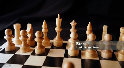 체스판에 흰색 나무 조각 검은 색 배경에 게임 중에 설정 된 체스 판 결정에 대한 스톡 사진 및 기타 이미지 결정 경기 스포츠 경쟁자 Istock