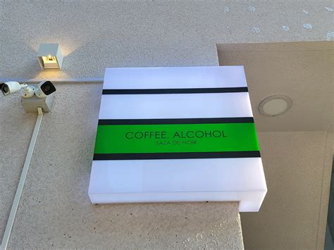 홍대 카페 사자드누아 선팅 및 아크릴 큐브박스 간판 인포메이션 버닝애드