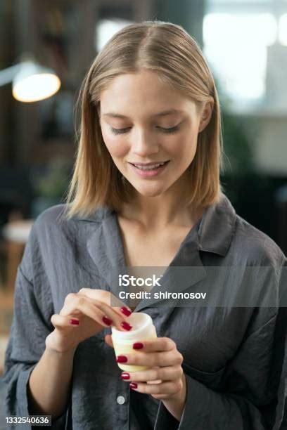 그녀의 얼굴에 자연 수제 화장품제품을 적용 회색 잠옷에 소녀 18 19세에 대한 스톡 사진 및 기타 이미지 18 19세 갈색 머리 귀여운 Istock