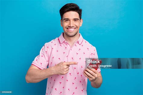 매력적인 남자의 초상화는 손가락 손 홀드 애플 아이폰 가제트 블루 컬러 배경에 고립 Brand Name Smart Phone에 대한 스톡 사진 및 기타 이미지 Brand