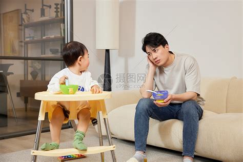 居家照顾宝宝饮食无奈的父亲高清图片下载 正版图片507709673 摄图网