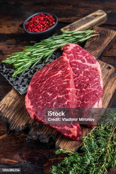 원시 덴버는 고기 칼로 정육점에 검은 앵거스 쇠고기 스테이크를 잘라 어두운 나무 배경 위쪽 보기 0명에 대한 스톡 사진 및 기타