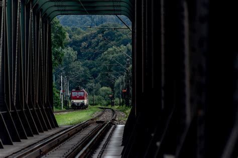 여름에 빨간색 전기 기관차와 여객 코치가있는 여객 열차 0명에 대한 스톡 사진 및 기타 이미지 0명 강 겨울 Istock