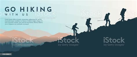 관광객과 벡터 템플릿 자연을 발견하고 탐험하고 관찰하는 여행 개념 하이킹 여행객들은 배낭과 여행 지팡이를 들고 올라갑니다 웹 사이트 배경 평평한 풍경 등정에 대한 스톡 벡터