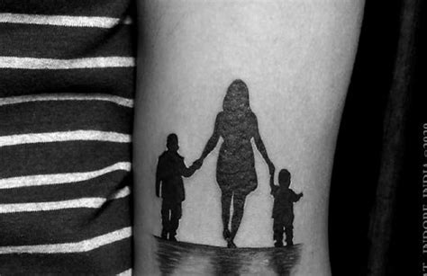 Tatuaje De Madre Y Dos Hijos Varias Ideas Para Plasmar El Amor Por