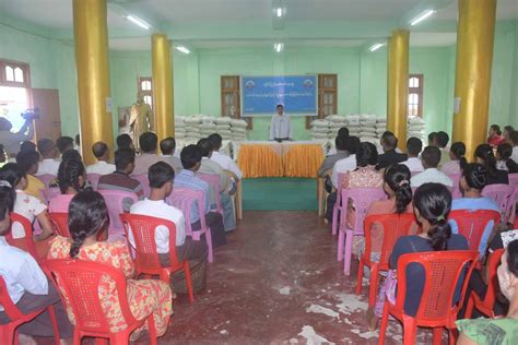 ရခိုင်ပြည်နယ်ဝန်ကြီးချုပ် ဦးထိန်လင်း ယာယီနေရပ်စွန့်ခွာပြည်သူများအား ဆန