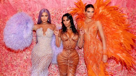 Стало известно как на самом деле сестрам Кардашьян удалось эффективно похудеть и в чем причина