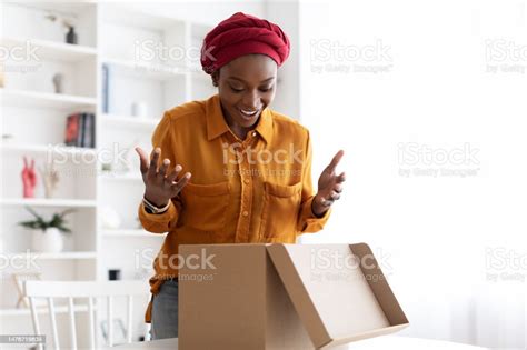 놀란 아프리카 계 미국인 여자는 집에서 배달 상자를 엽니 다 받기에 대한 스톡 사진 및 기타 이미지 받기 상자 25 29
