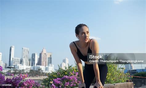 도시 일몰에 심장 운동 운동 후 지친 휴식 실행 젊은 여자 선수 건강한 조깅 라이프 스타일 달리기에 대한 스톡 사진 및 기타 이미지 Istock