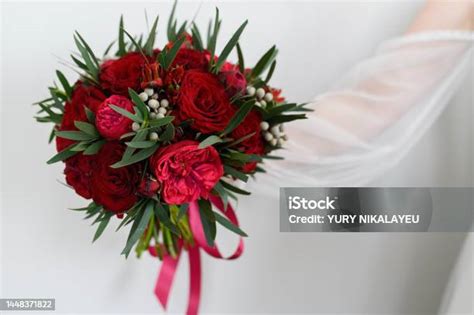 신부는 팔 길이에 빨간 장미와 모란의 아름다운 꽃다발을 들고 있습니다 부케에 대한 스톡 사진 및 기타 이미지 부케 빨강 신부 Istock