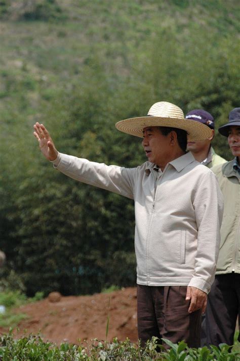 노무현사료관 봉하마을 방문객을 향해 손을 펴 보이는 노무현 전 대통령