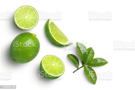 녹색 잎을 가진 라임 과일과 흰색 배경에 고립 된 반 조각으로 자른다 라임에 대한 스톡 사진 및 기타 이미지 라임 흰색 배경 꼭대기 Istock