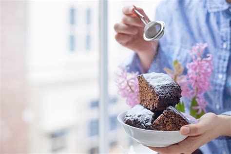 설탕과 여자의 손에 커피와 초콜릿 케이크 꽃입니다 보기 창에서 도시를 합니다 텍스트 또는 그림 엽서에 대 한 여유 공간입니다 갈색에 대한 스톡 사진 및 기타 이미지 Istock