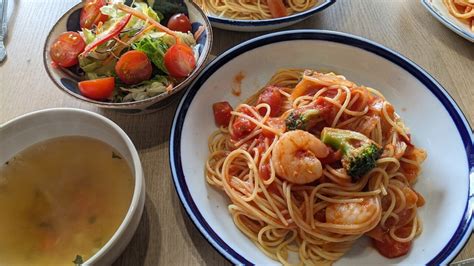 昨日から娘と孫が泊まりに来てるので、今日のランチに海老トマトパスタ、コンソメスープ、サラダ作りました〜♪孫がヨタヨタ歩き出来るようになってて