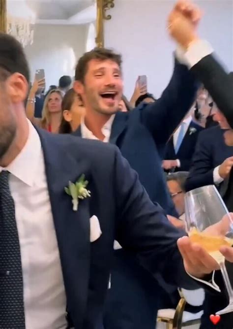 Stefano De Martino show, canti e balli al matrimonio di un'amica