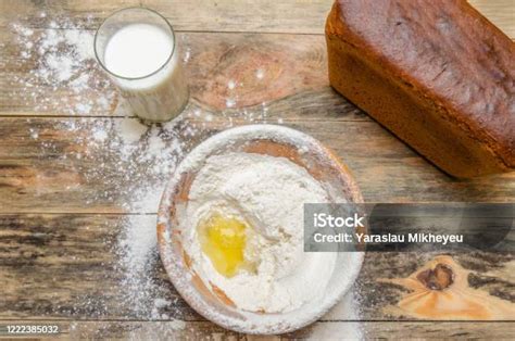 Batu Bata Roti Segar Di Atas Meja Closeup Selanjutnya Adalah Semangkuk