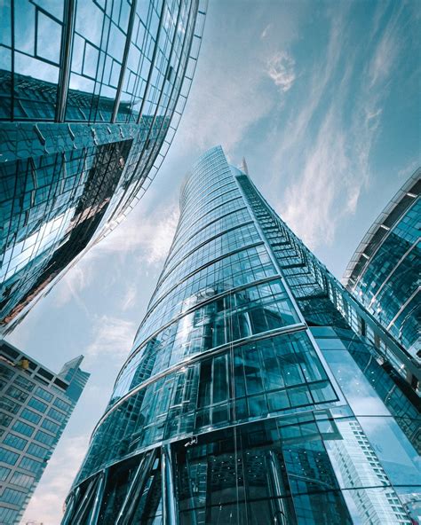 건물의 낮은 각도 보기 사진 Unsplash의 무료 폴란드 이미지