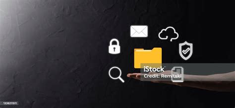 문서 관리 시스템 Dms 비즈니스 맨은 폴더 및 문서 아이콘을 보유합니다 회사 파일 및 정보를 보관 검색 및 관리하기 위한