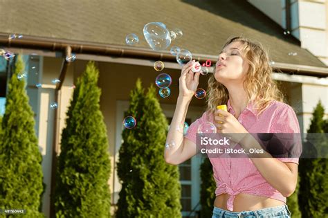 아름다운 젊은 금발 여자아이 불기 비누 비눗방울 대상쪽으로 스카이 2015년에 대한 스톡 사진 및 기타 이미지 2015년 걷기 금발 머리 Istock