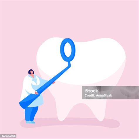 작은 치과 의사 여성 의사 캐릭터 에 화이트 로브 보유 거대한 치아의 치과 거울 관리 치과 클리닉 치과 직업 우식 예방 및 치료 만화 벡터 일러스트레이션 거울에 대한 스톡