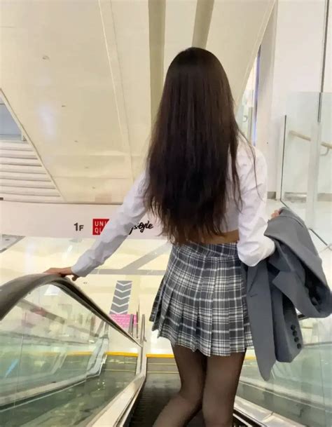 超市抓拍黑丝长腿背影美女