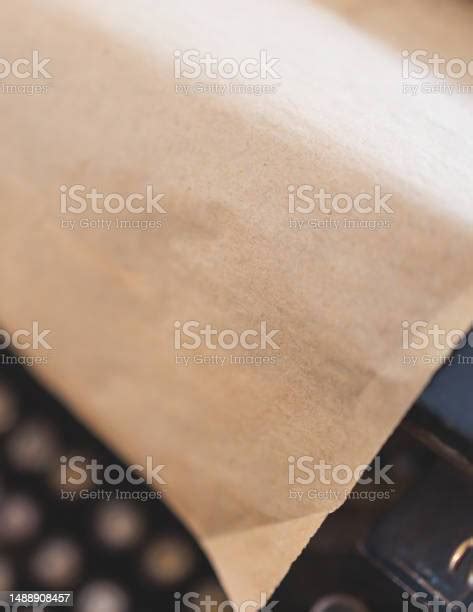 키릴 문자 키보드가 있는 빈티지 타자기 공예 종이의 빈 페이지에 텍스트 편지 쓰기 구식 작가 기계 책을 쓰고 편지를 인쇄하는